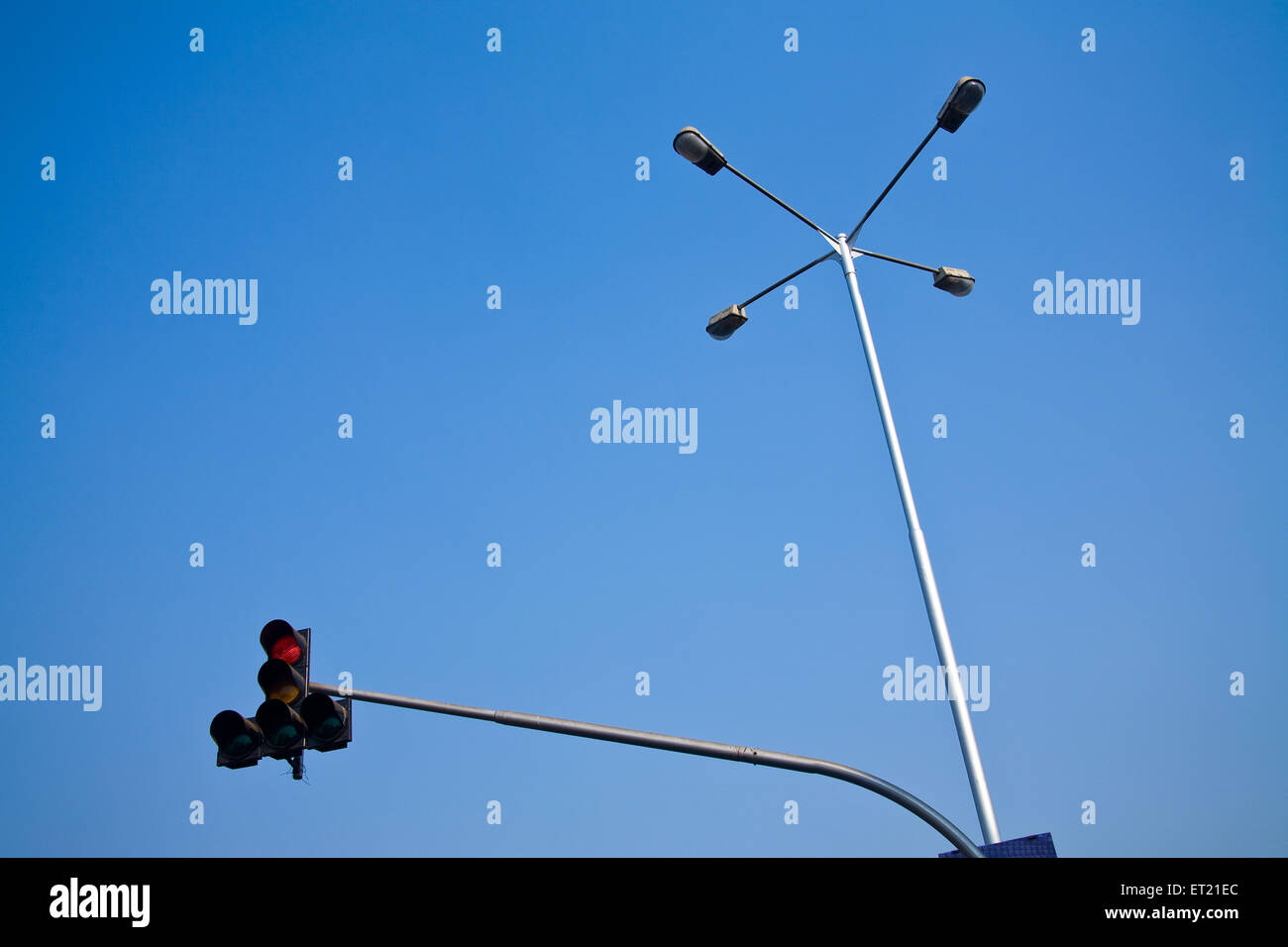 Signal de circulation avec feu rouge et lampadaire, Bombay, Mumbai ...