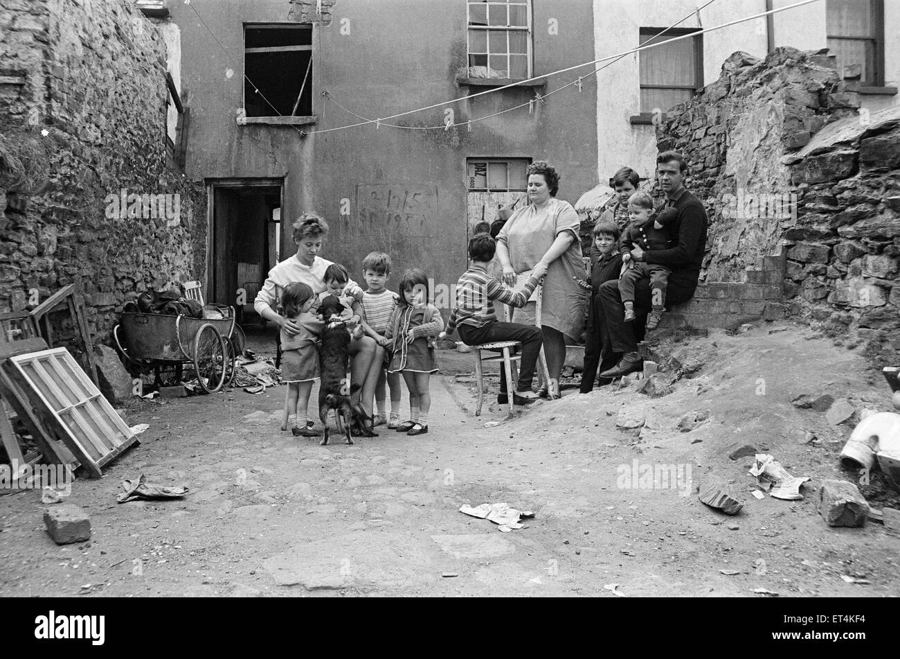 Des taudis à Donegal, Londonderry, 13 juillet 1968. Sur la photo. La ...