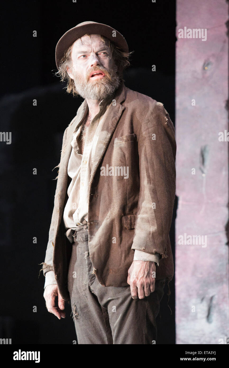 Sur la photo : Hugo Weaving que Vladimir. Acteurs Richard Roxburgh et ...