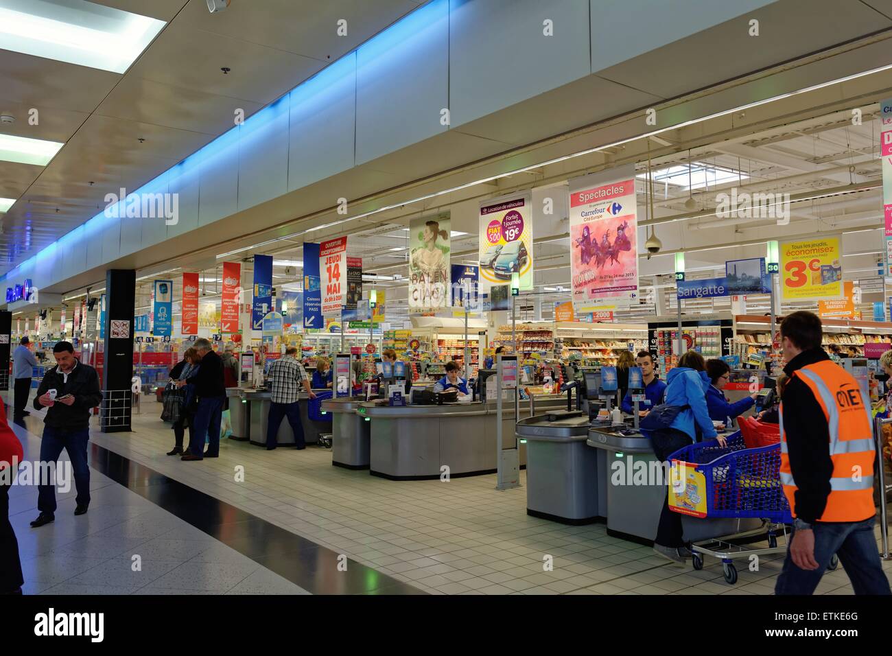 Hypermarché Carrefour de l'Europe Calais France Citi Banque D'Images ...