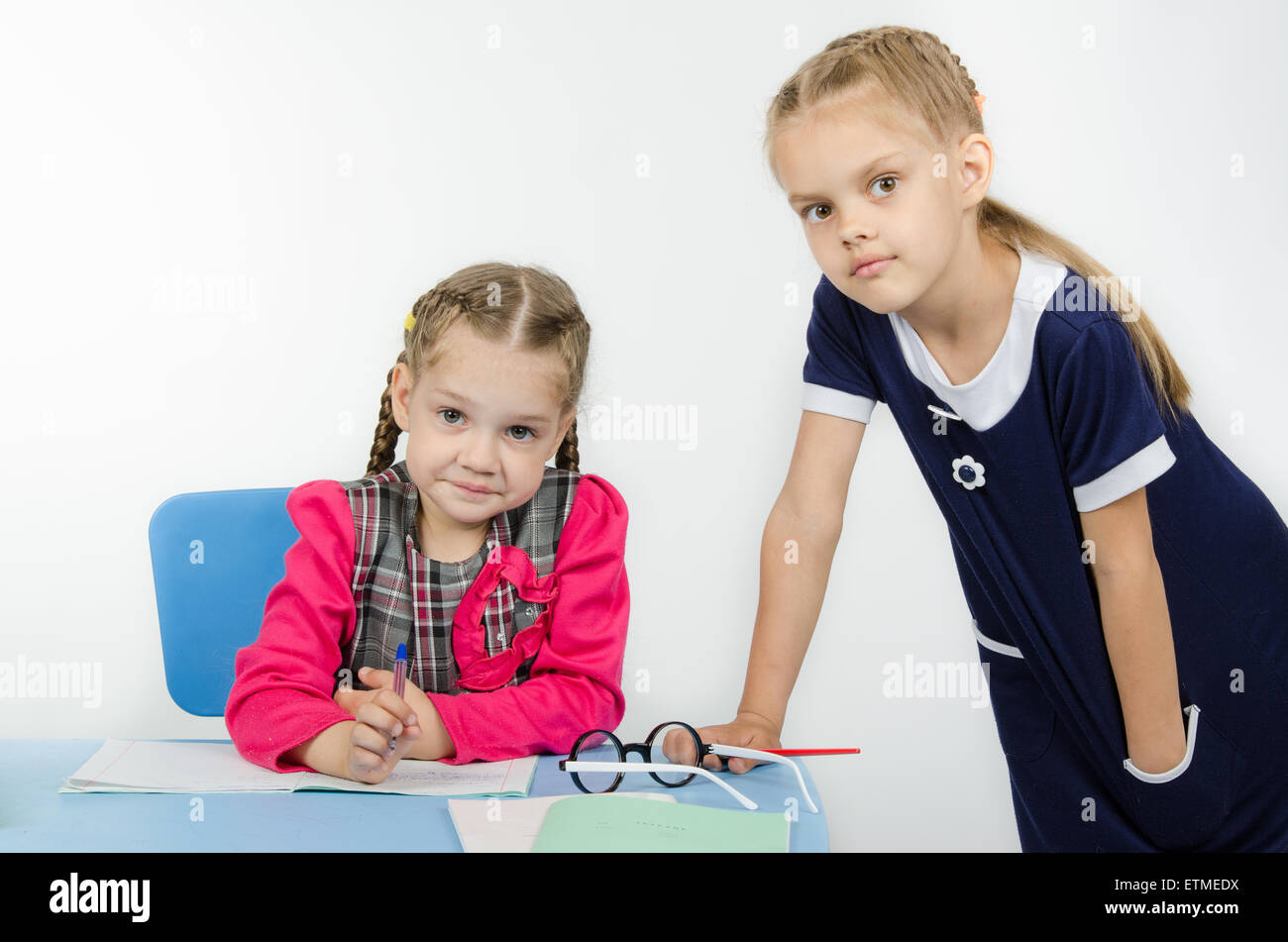 Niños estudiando Banque de photographies et d’images à haute résolution ...