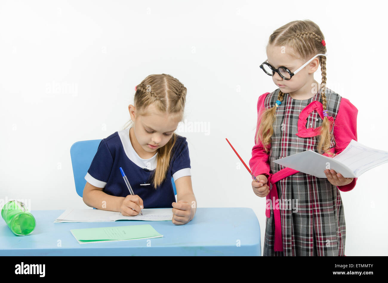 Deux filles jouent l'enseignant et l'élève de l'école Photo Stock - Alamy