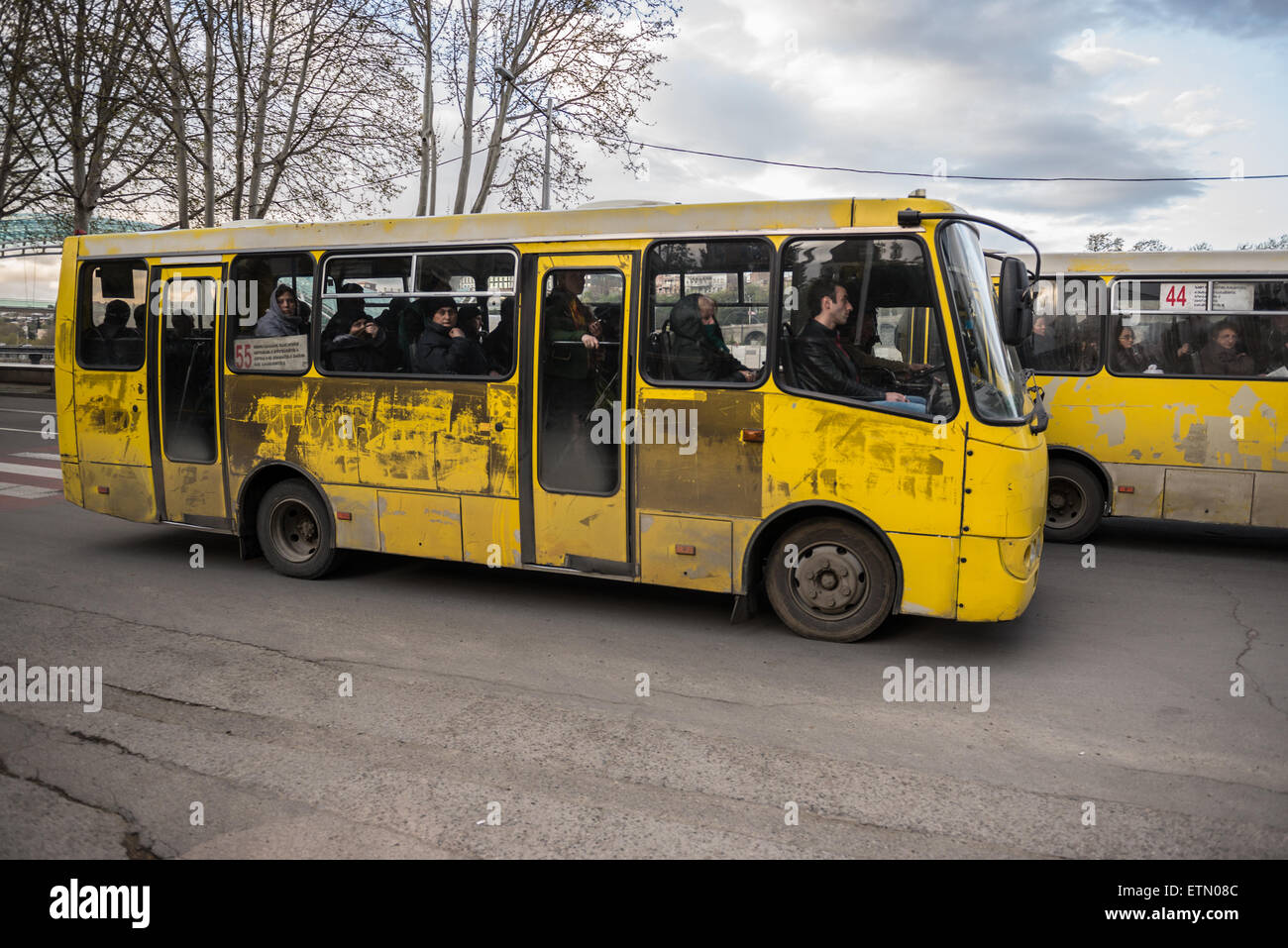 Bus jaunes Banque de photographies et d’images à haute résolution - Alamy