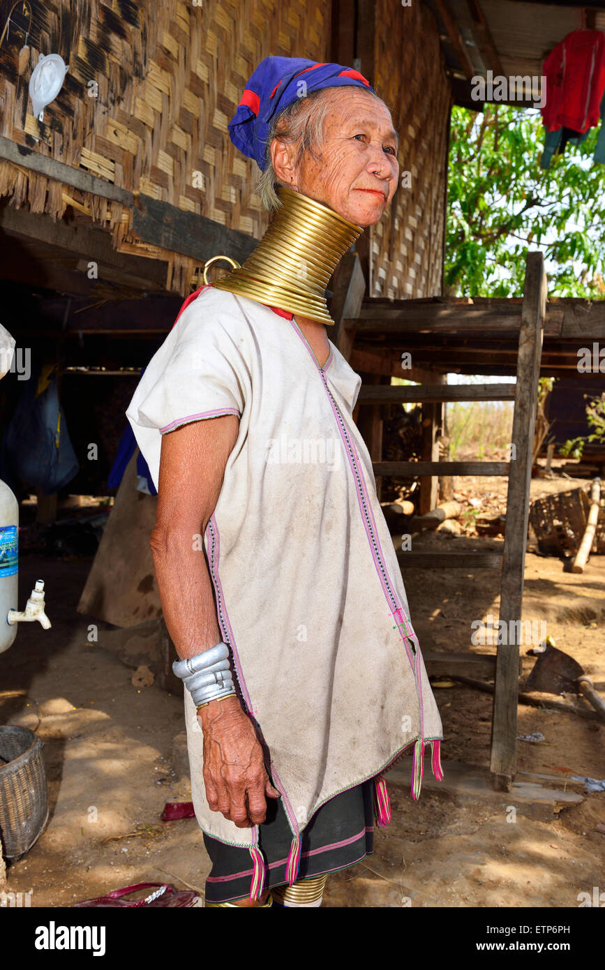 Étude d'un long cou de girafe ou cou femme Padaung Birmanie près du lac ...