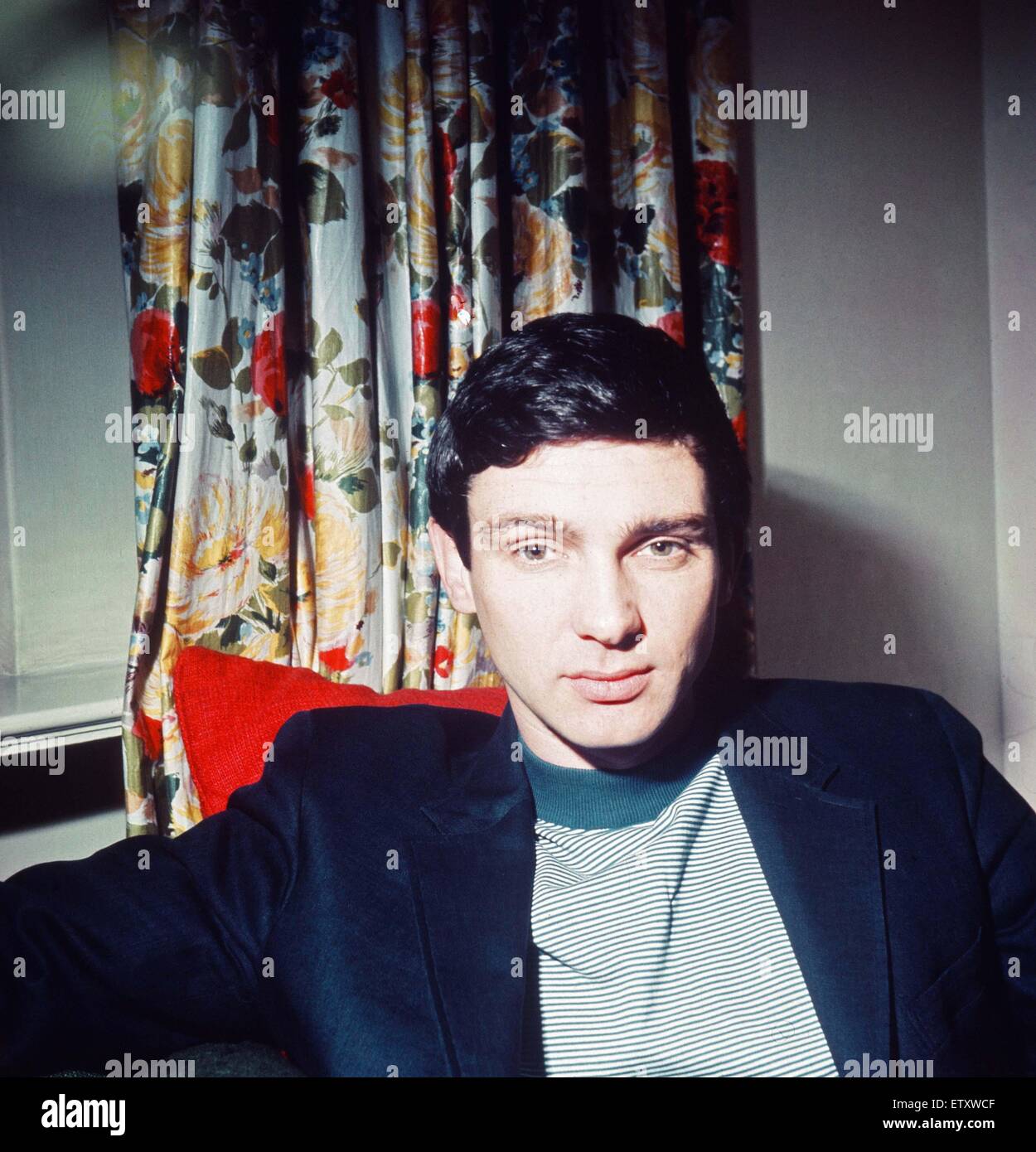 Posed singer Banque de photographies et d’images à haute résolution - Alamy