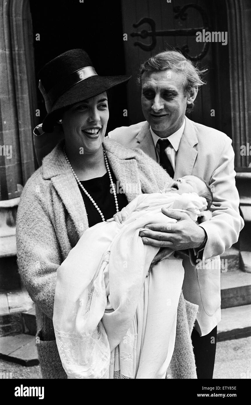 Spike Milligan avec Paddy épouse holding leur fille, Jane Fionulla ...