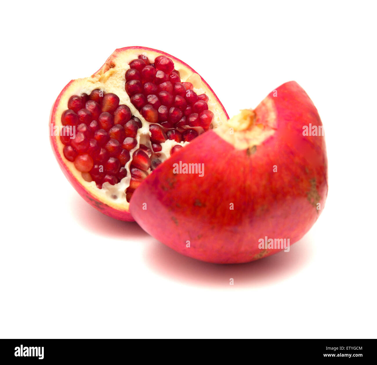 Fruits de grenade coupée en deux, isolé sur fond blanc Photo Stock - Alamy
