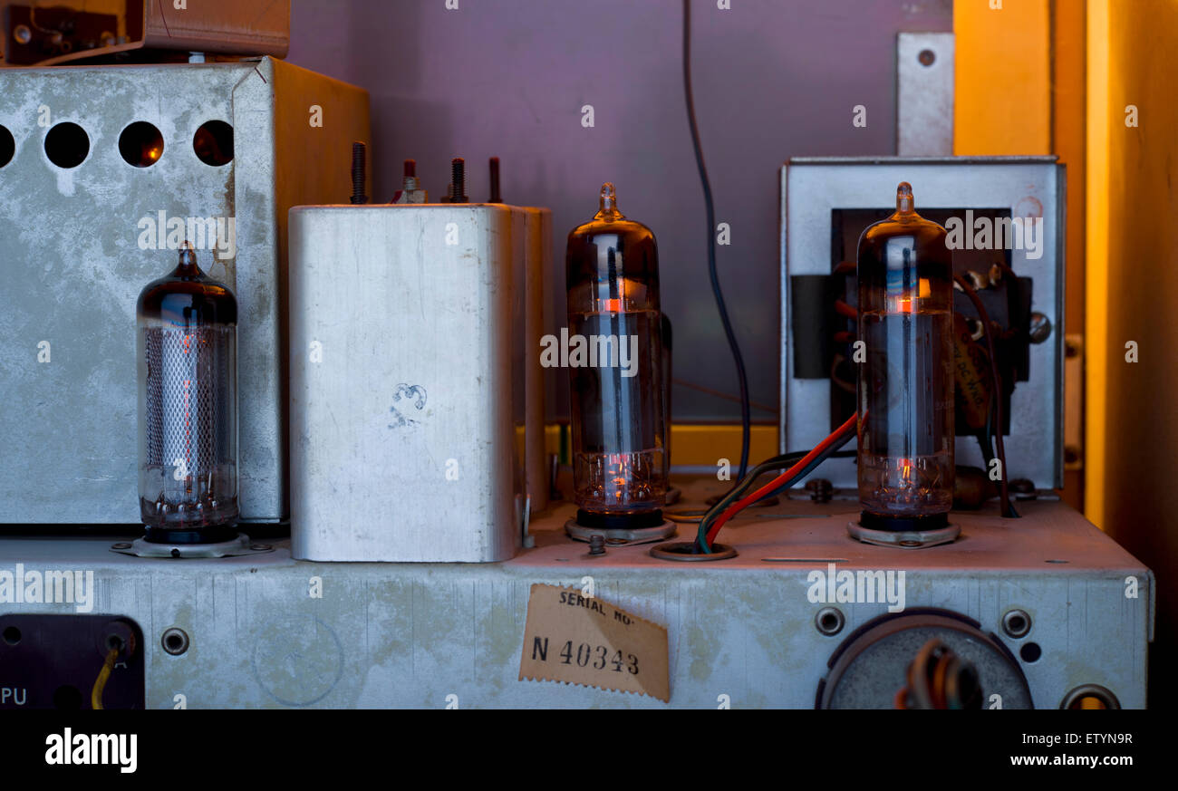 Vintage radiogramme valves (tubes à électrons) qui rougeoient et ...