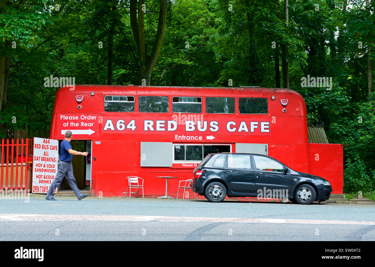 Red bus cafe Banque de photographies et d’images à haute résolution - Alamy