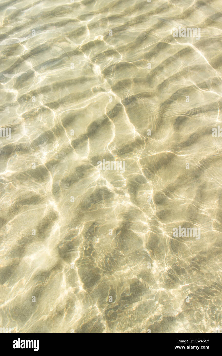 Ondulation de l'eau transparente, sable et vagues reflets du soleil mer ...