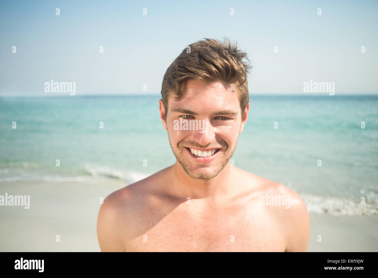 Man smiling Banque de photographies et d’images à haute résolution - Alamy