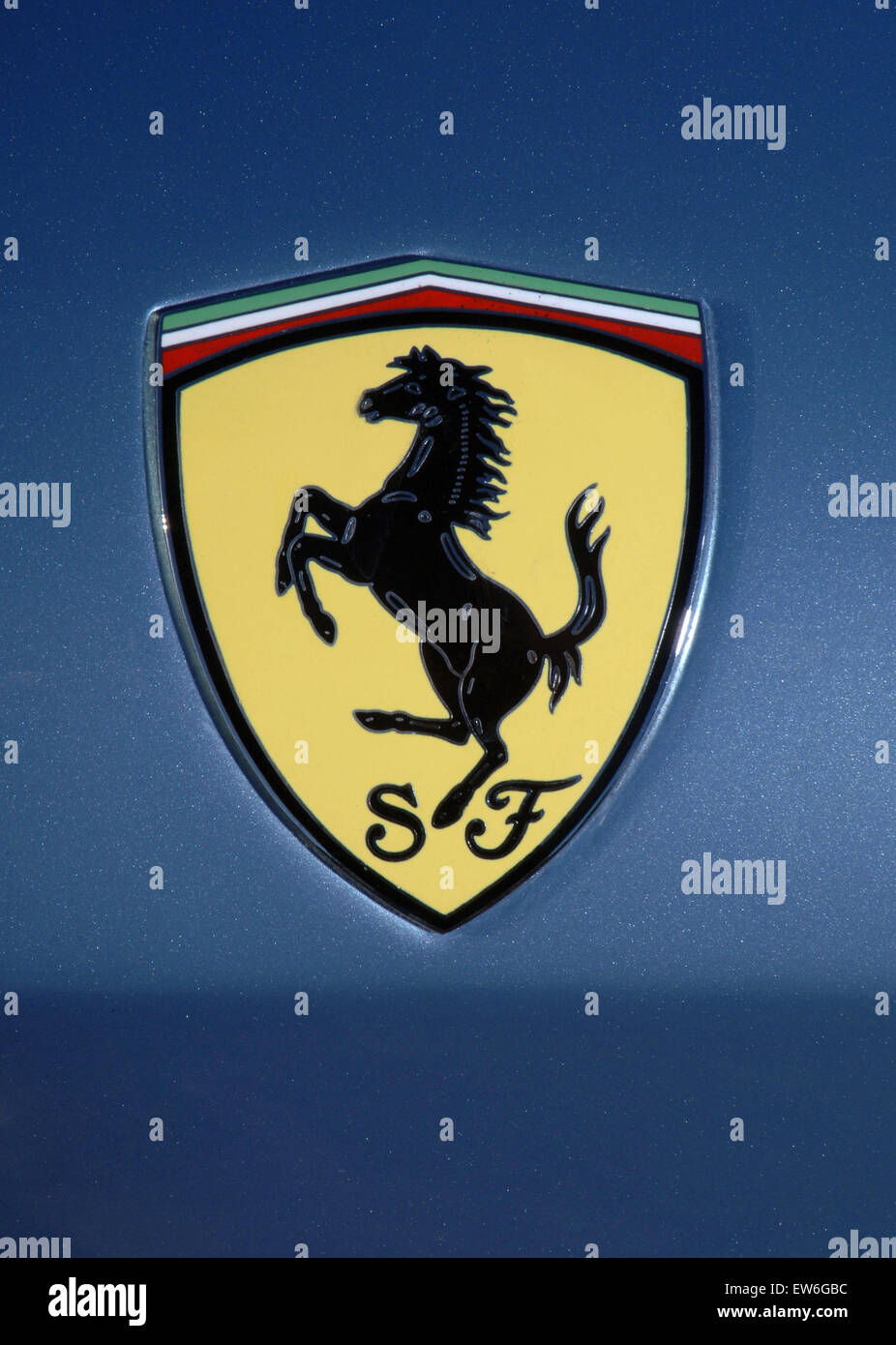 Logo insigne Ferrari F430 Scuderia sur un modèle 2008 Photo Stock - Alamy