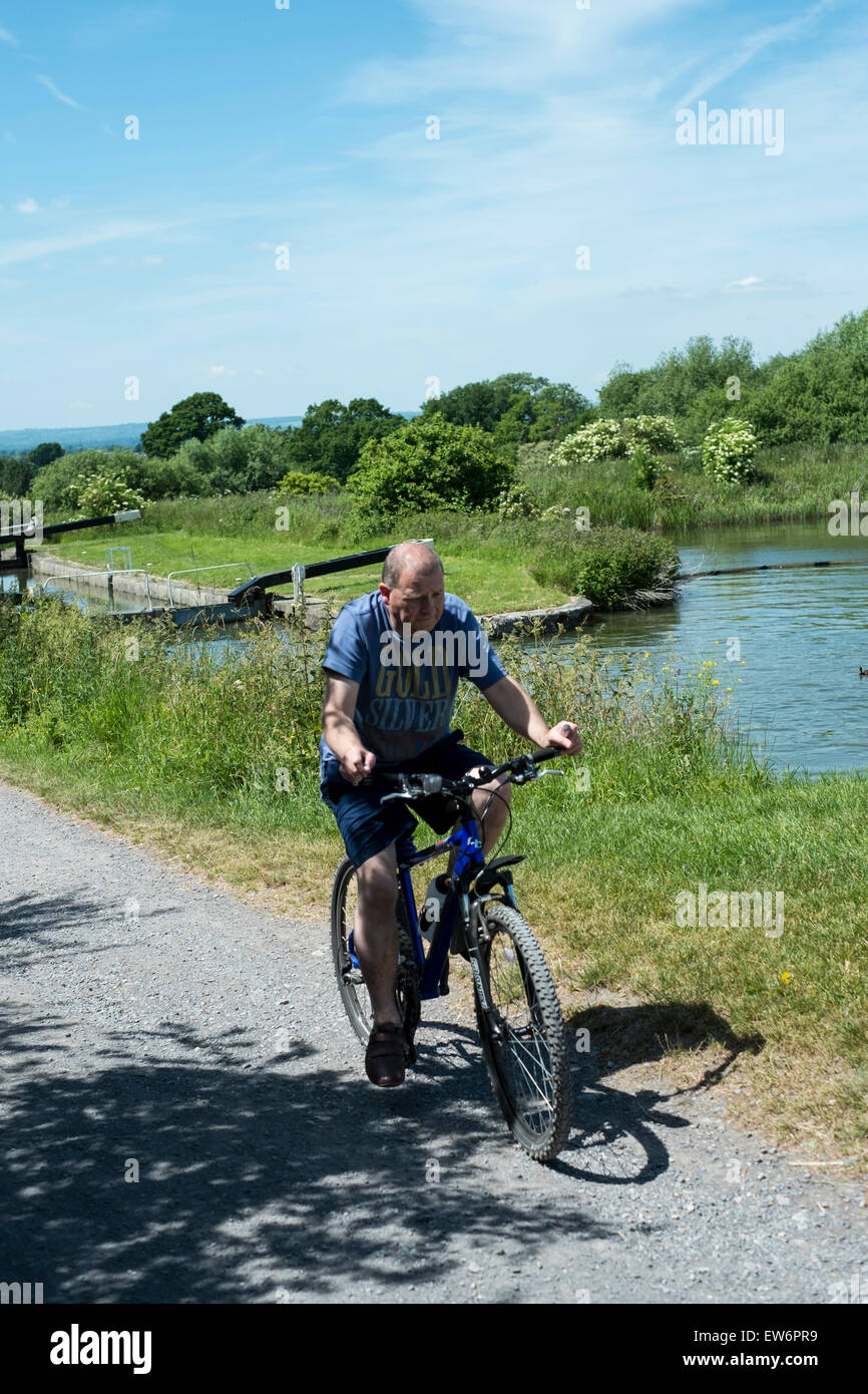 Les gens à vélo sur un chemin de halage à Caen Hill Locks, Devizes, UK ...