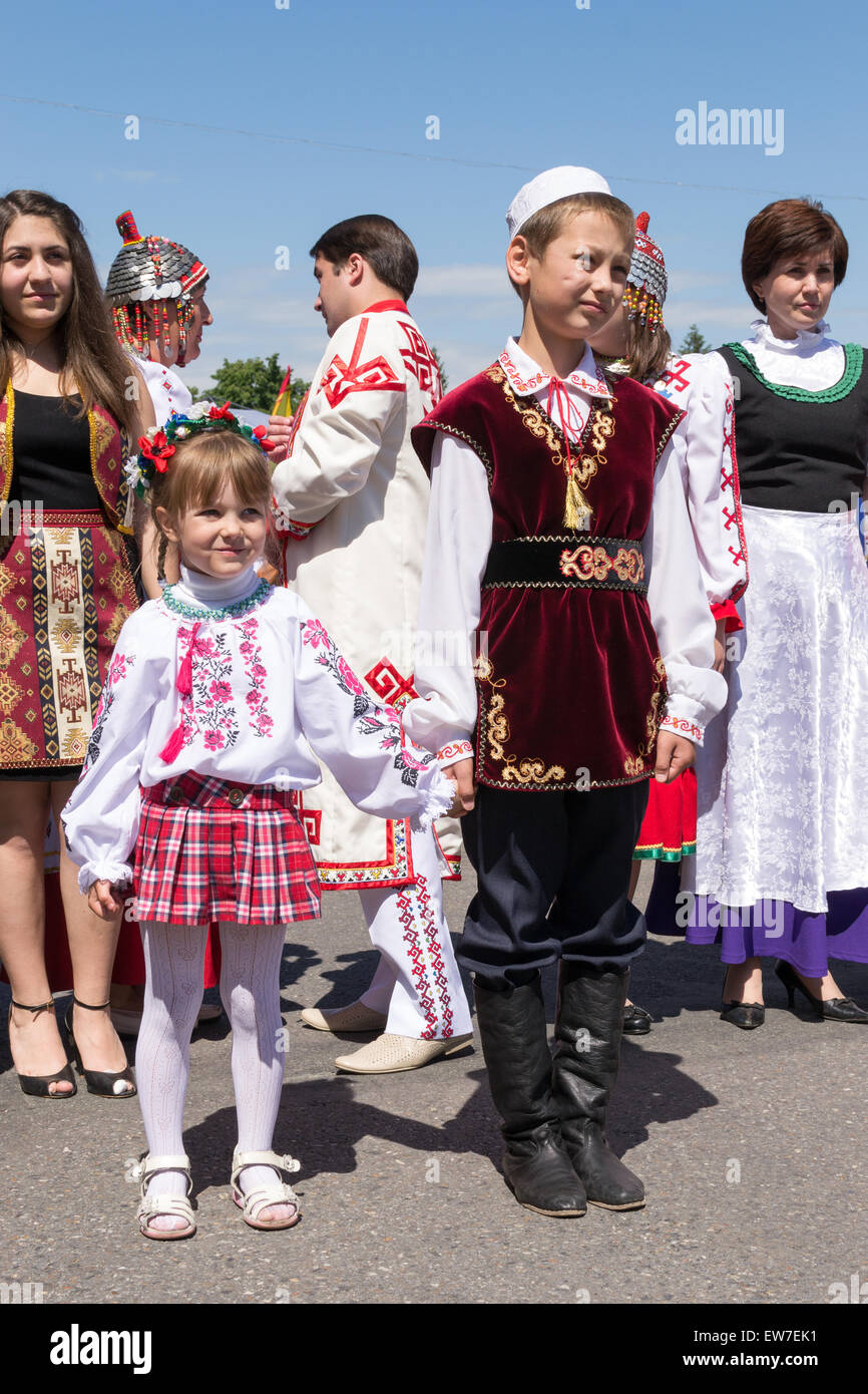 Deux enfants vêtu du costume traditionnel russe nationale Bashkir et ...