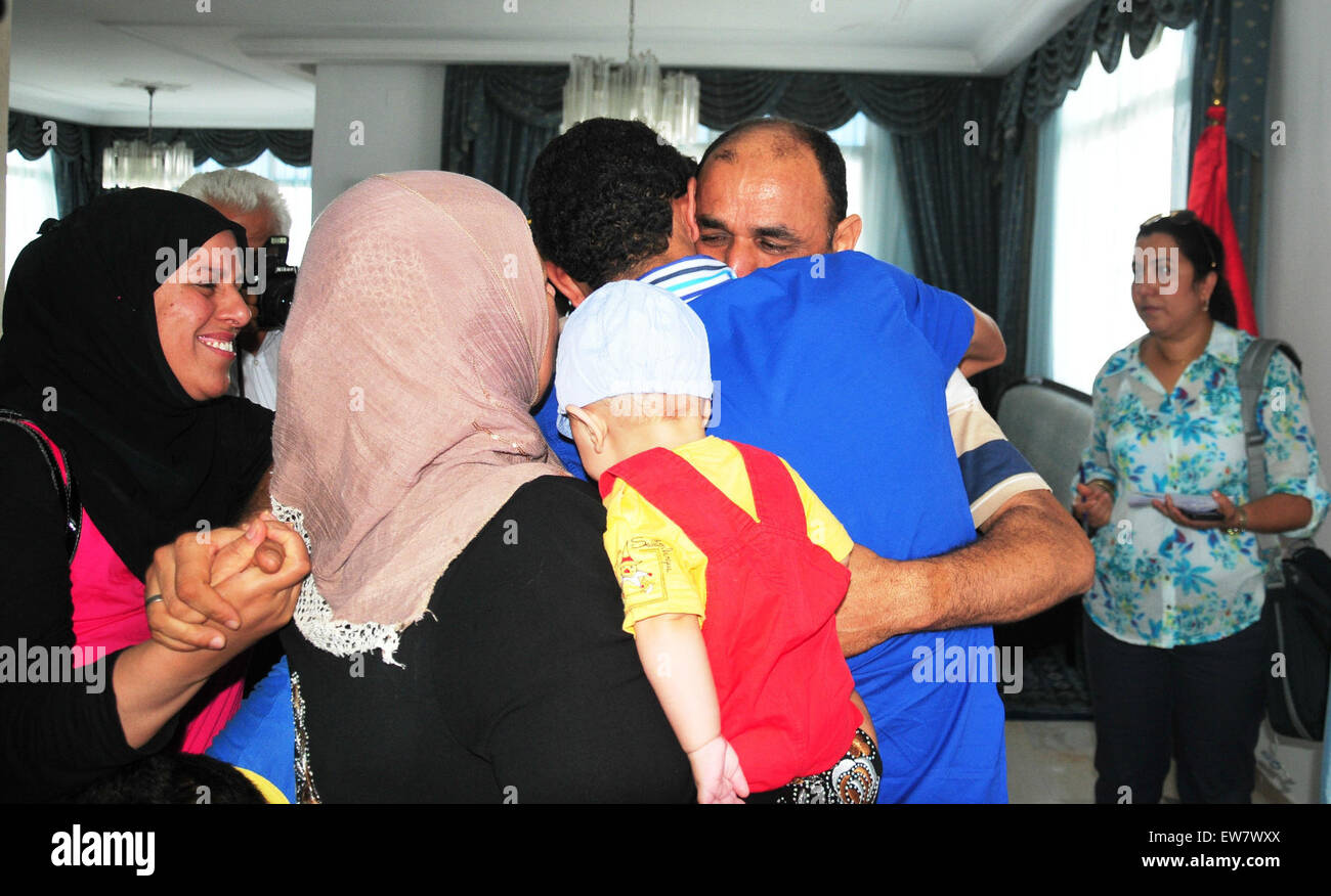 Tunis. 19 Juin, 2015. Le personnel du consulat de Tunisie a enlevé il y a une semaine de ...