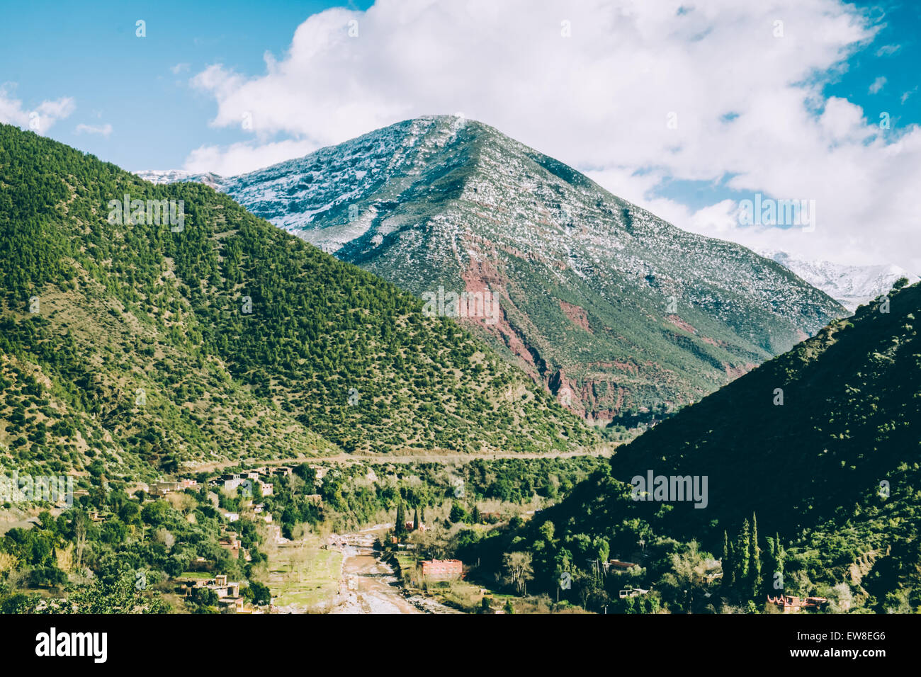 Montagnes du haut atlas Banque de photographies et d’images à haute ...
