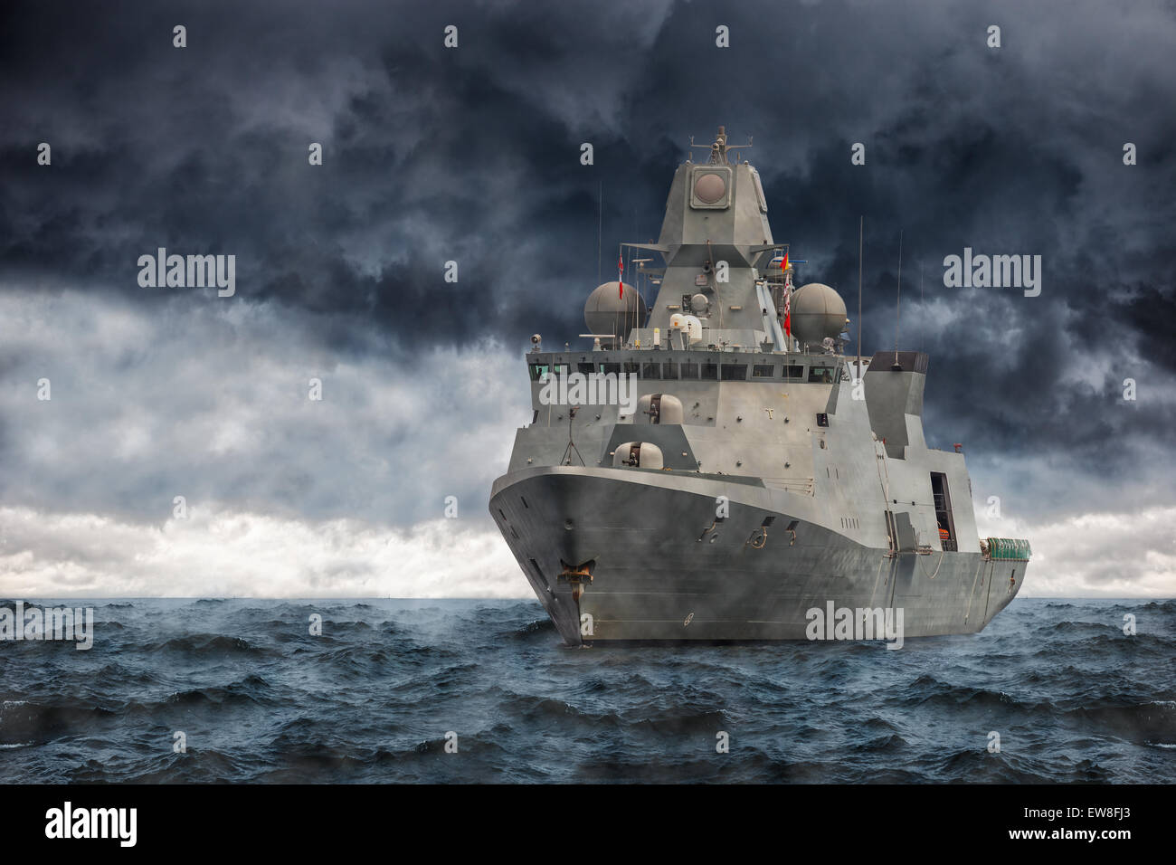 Le navire militaire sur mer contre nuages lourds Photo Stock - Alamy