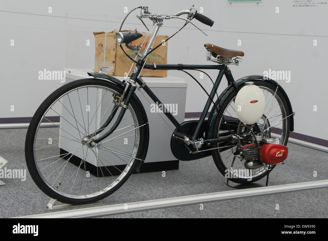 La Honda Cub F avec un vélo, exposée au Honda Collection Hall, est un ...