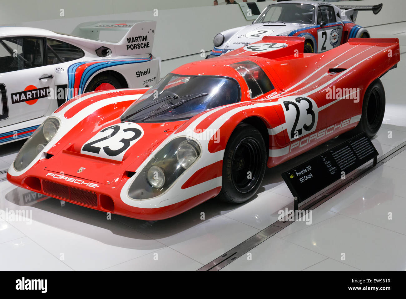 La vue avant gauche de la Porsche 917K, exposée au Musée Porsche, illustre les prouesses ...
