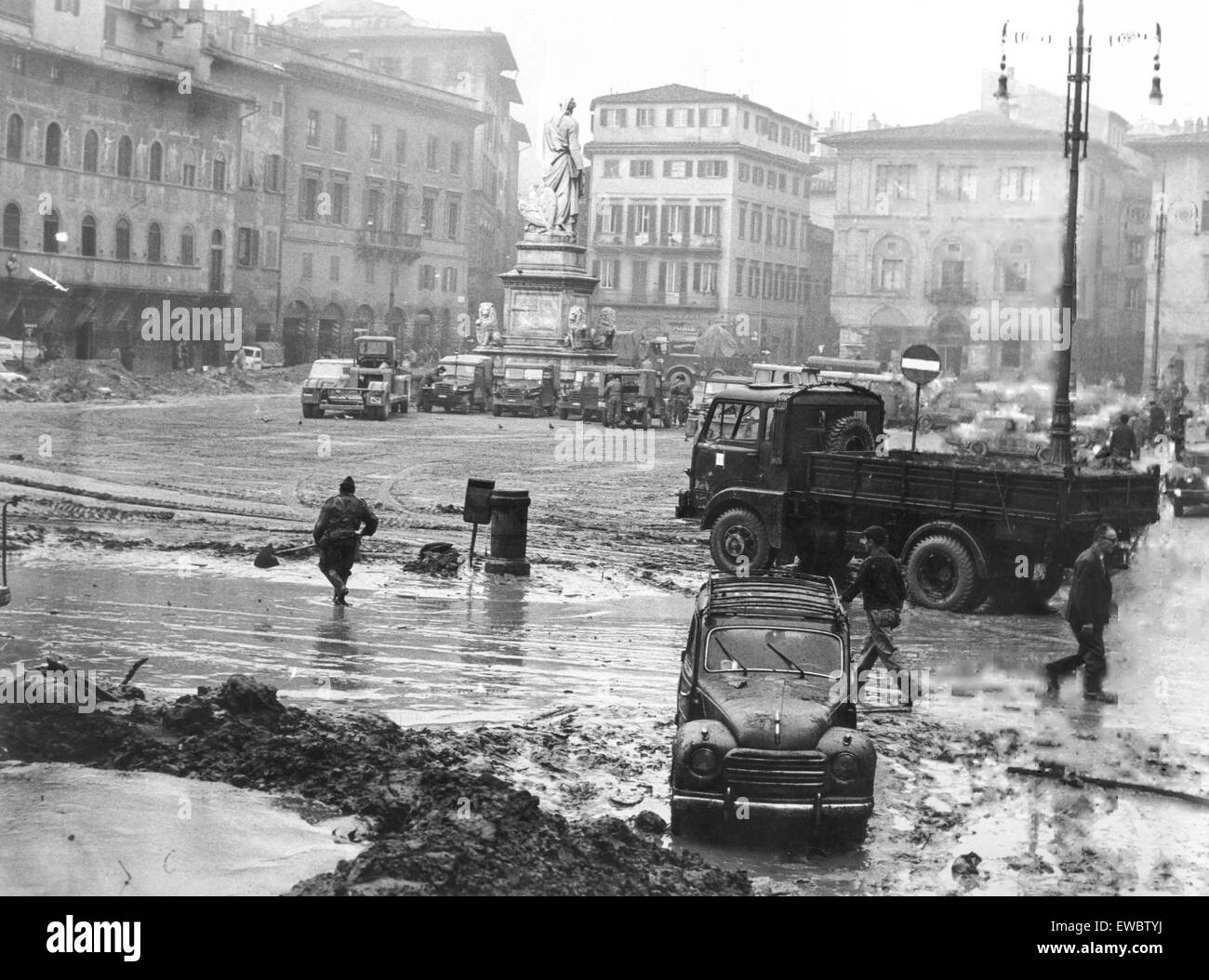 Flood in 1966 florence Banque d'images noir et blanc - Alamy
