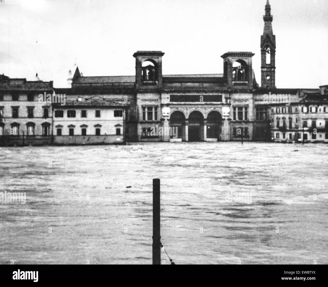Flood in 1966 florence Banque d'images noir et blanc - Alamy