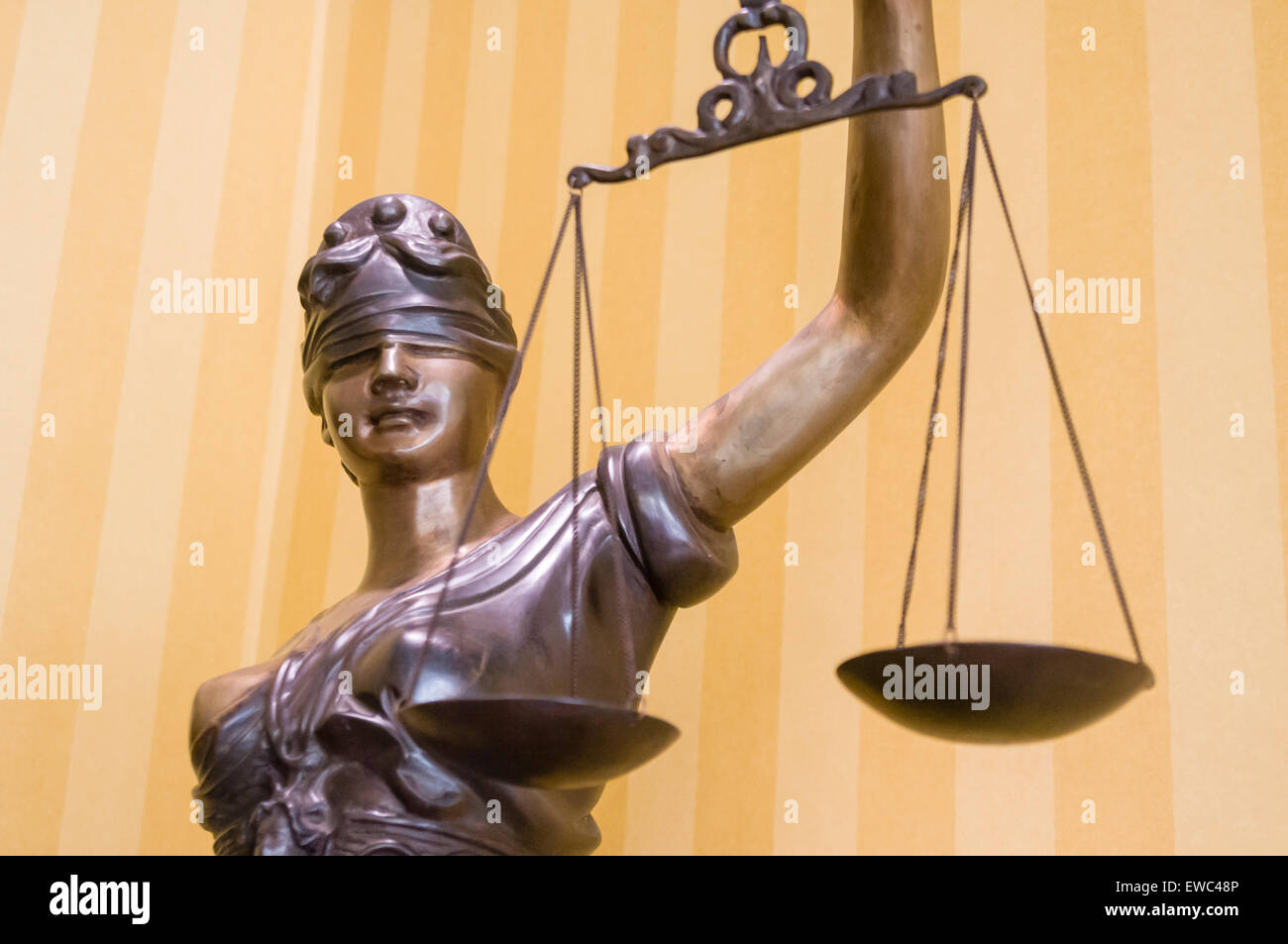 Statue en bronze de "Dame de Justice", les yeux bandés et tenant une ...