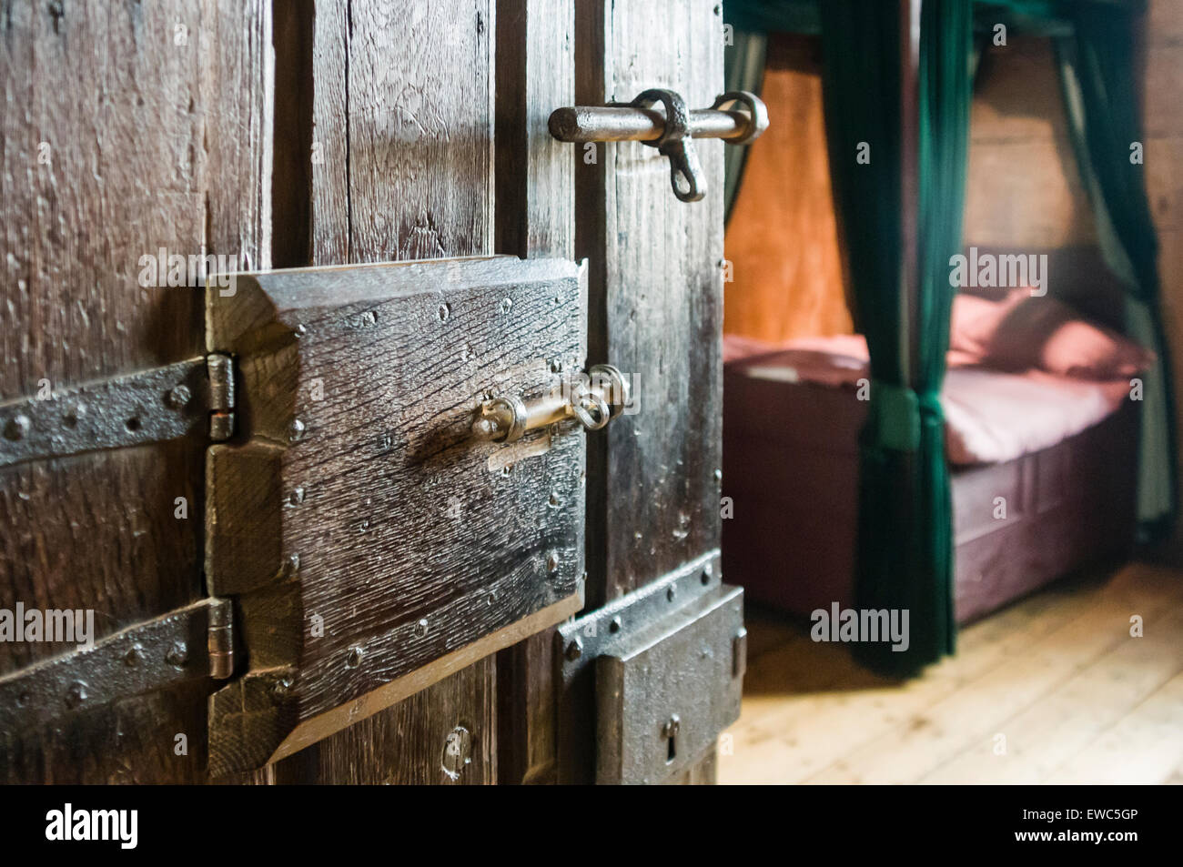 Serrure et porte d'une cellule de prison pour les prisonniers riches à ...