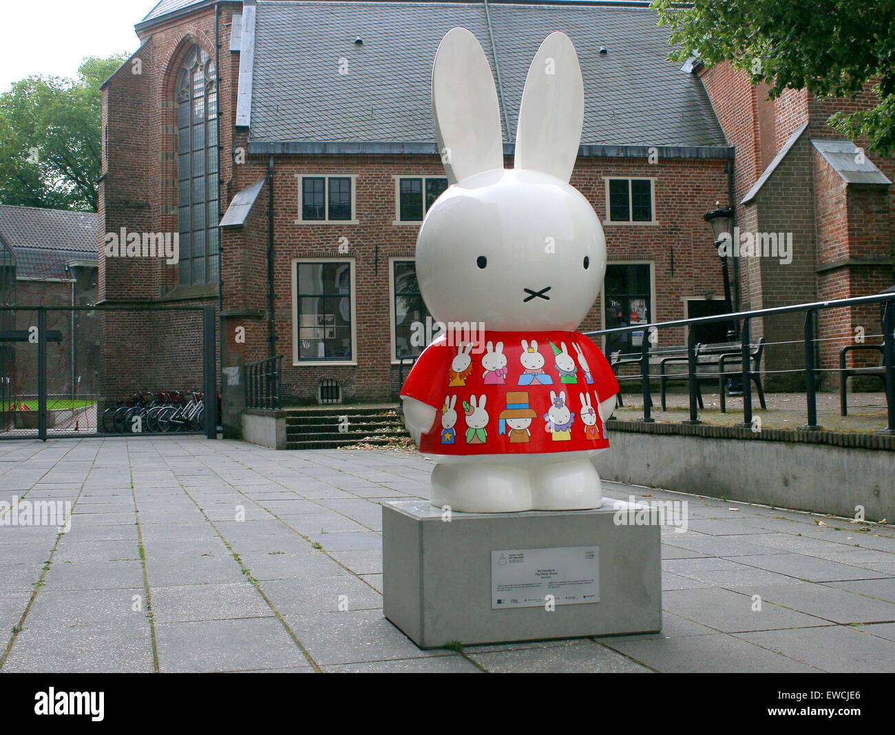 Statue de Nijntje Miffy () par Dick Bruna, partie d'une exposition ...