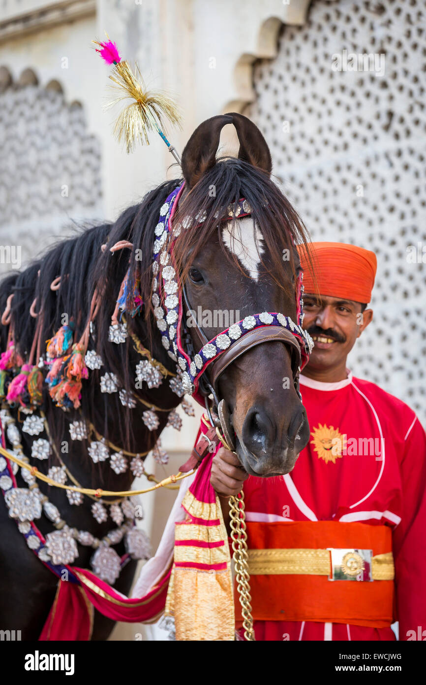 Richement décorés Marwari horse avec son époux. Participant au festival ...