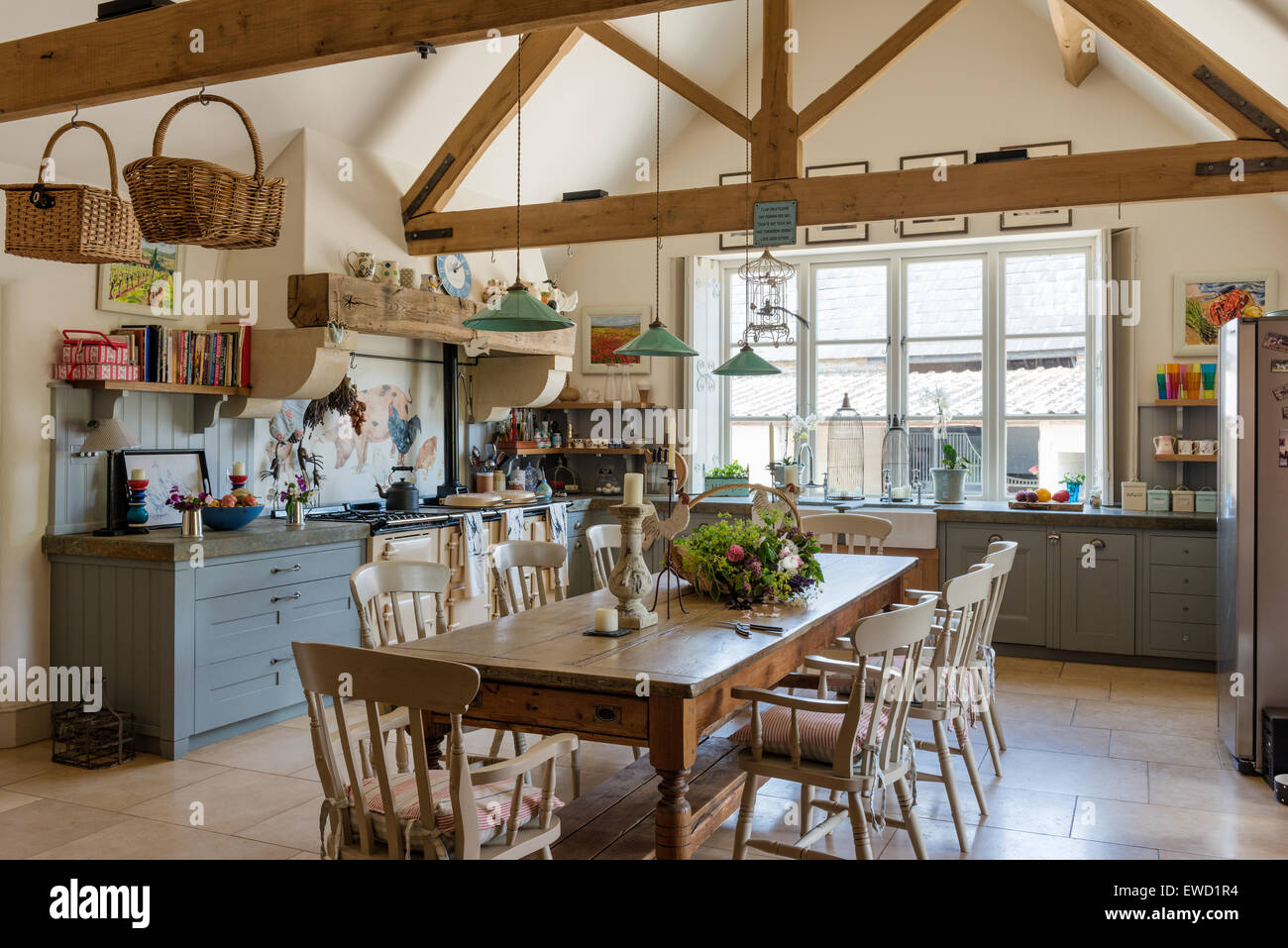 Vintage table de ferme rustique en cuisine avec poignée verte de feux ...