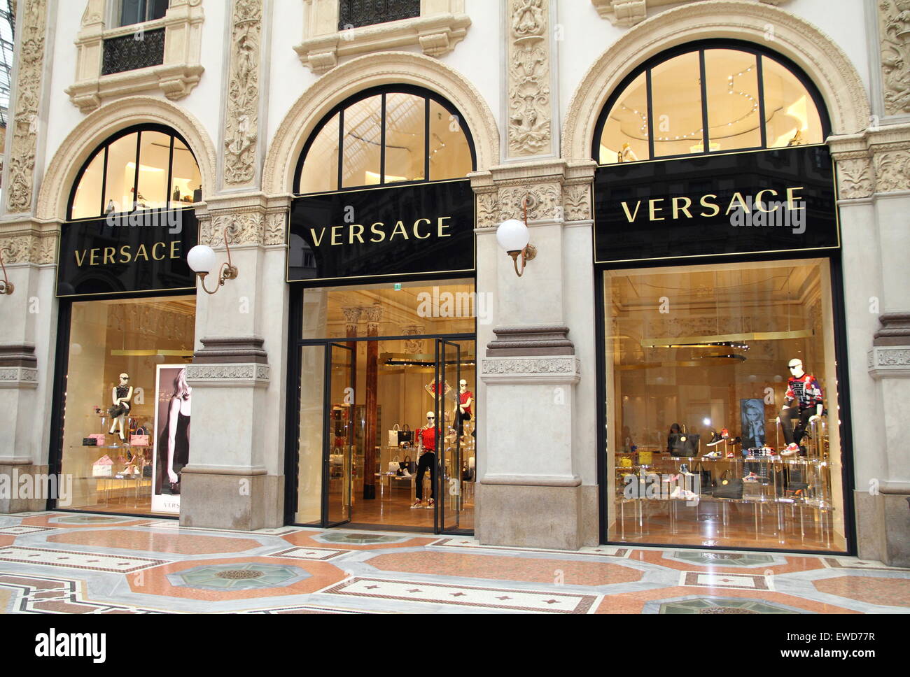 Versace magasin dans la galerie Vittorio Emanuele à Milan, Italie Photo ...