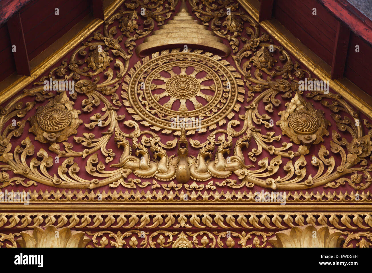 Bas relief de dragons mandala sur le temple bouddhiste luang prabang ...