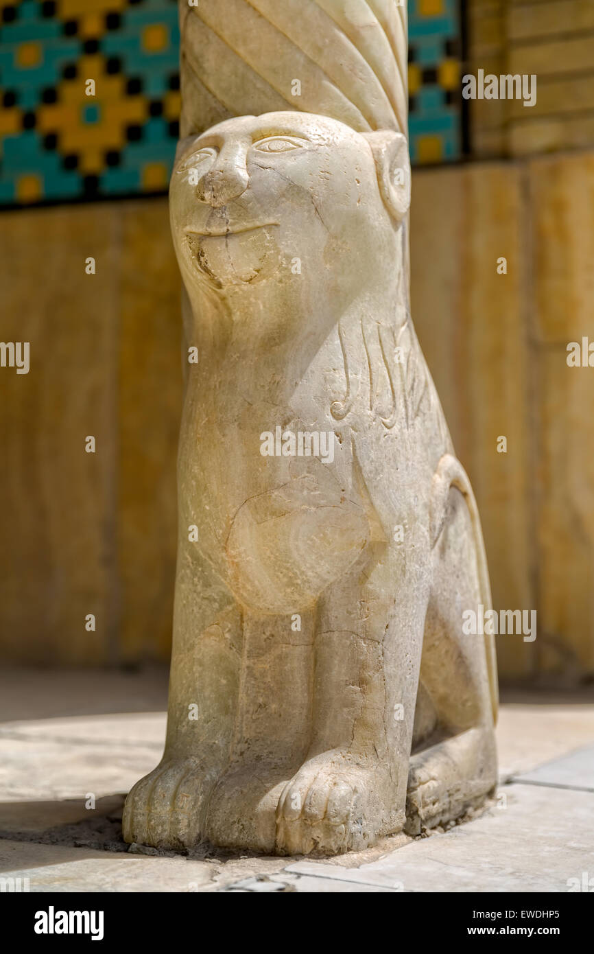 Base de colonne avec relief de lion Banque de photographies et d’images ...