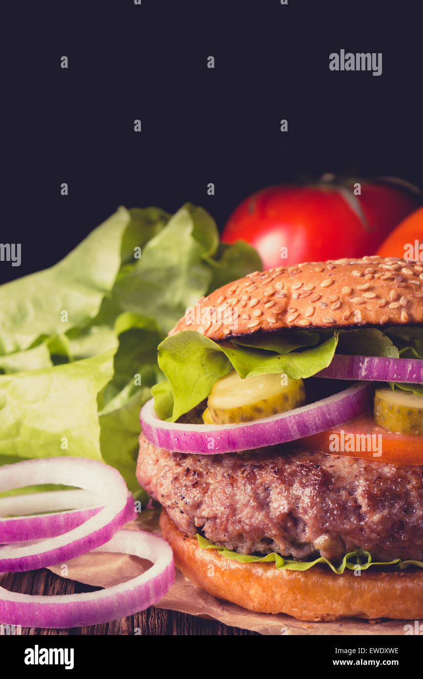 Burger classique Banque de photographies et d’images à haute résolution ...