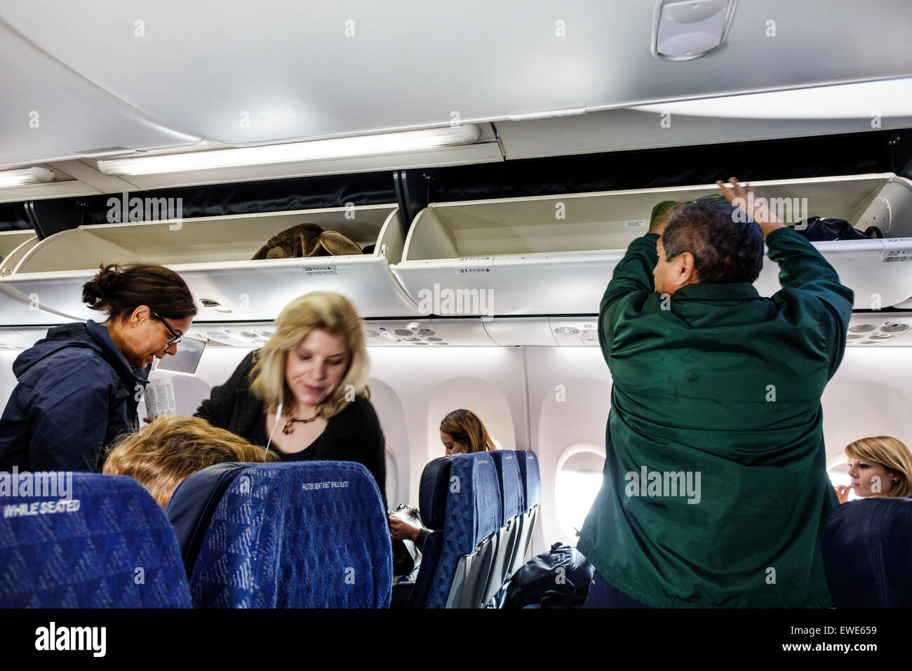 Avion passager homme et femme Banque de photographies et d’images à ...