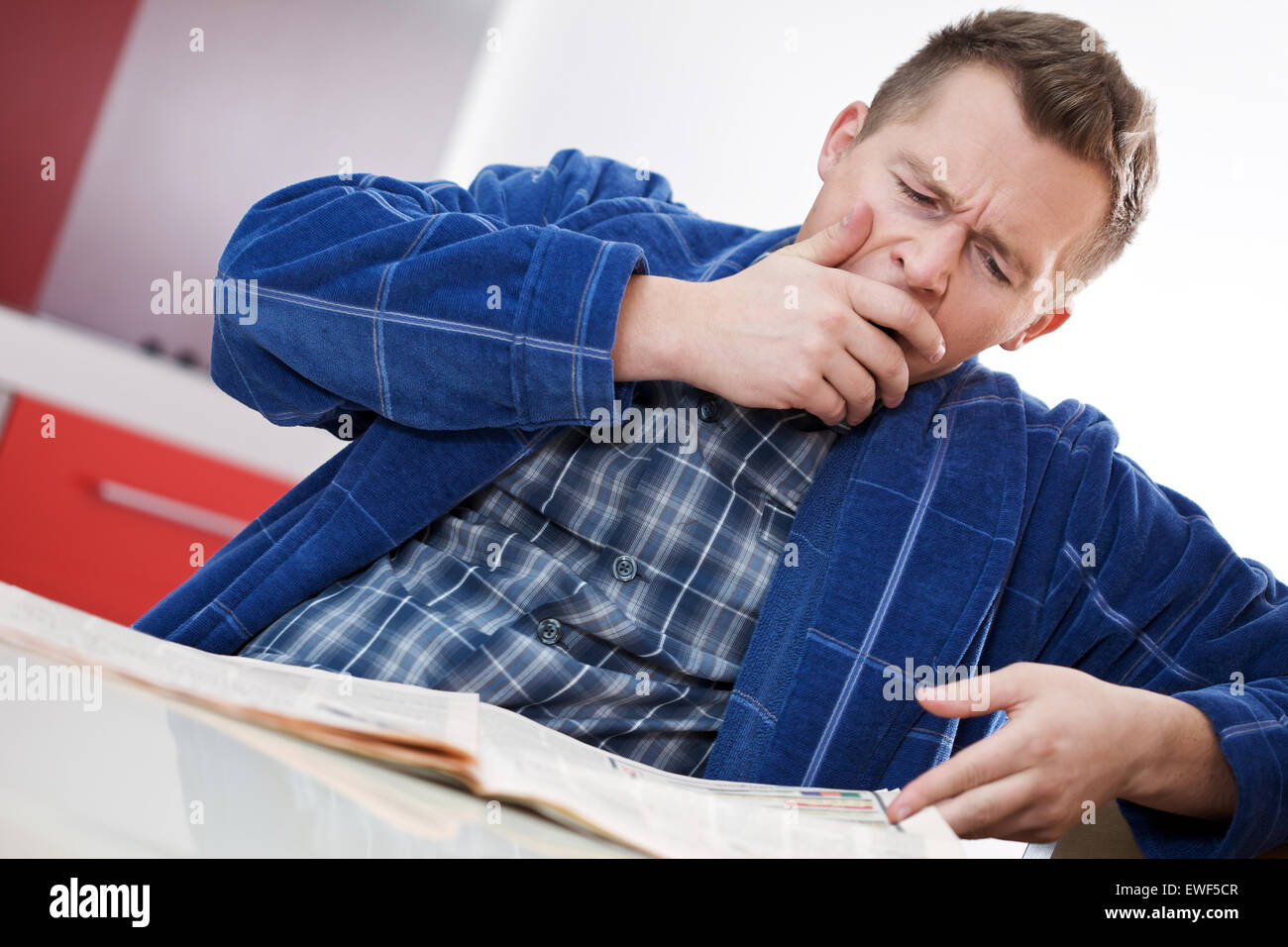 Yawning man Banque de photographies et d’images à haute résolution - Alamy