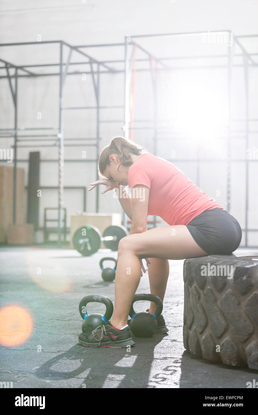 Femme assise Banque de photographies et d’images à haute résolution - Alamy