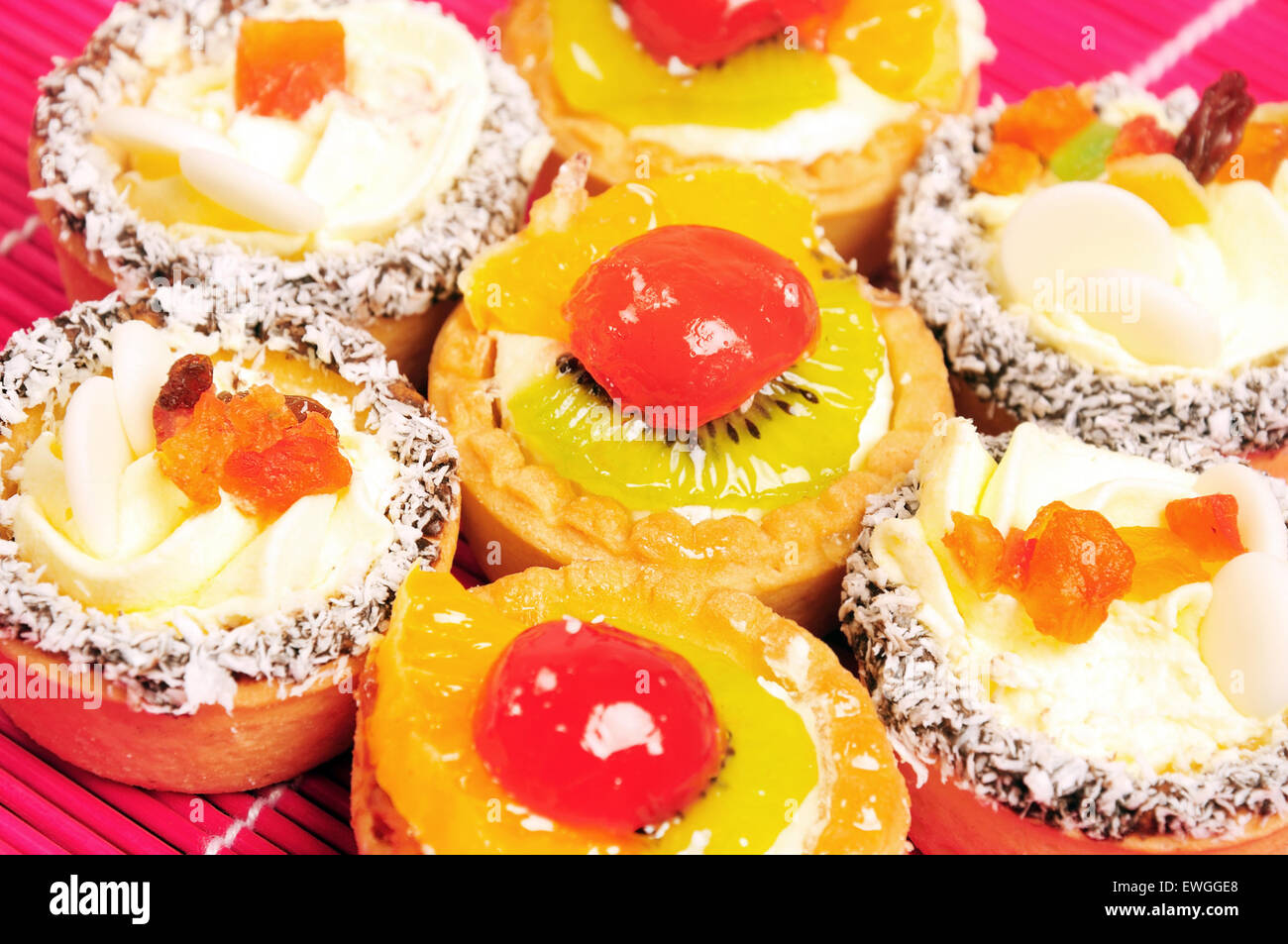 Beaucoup de différents gâteaux sur table rose Photo Stock - Alamy
