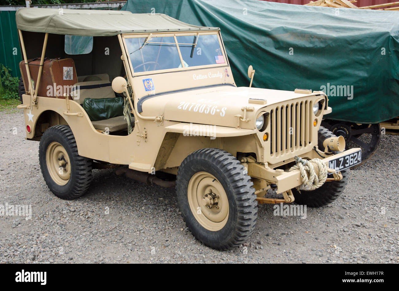 Une Jeep Willys de WW2 dans le sable du désert couleurs - ces ...