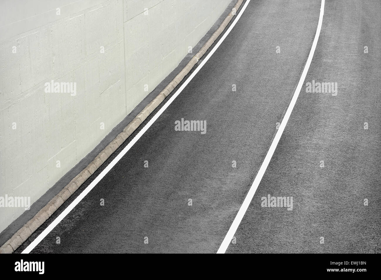 Shot industriel avec une nouvelle route à deux voies d'asphalte qui ...