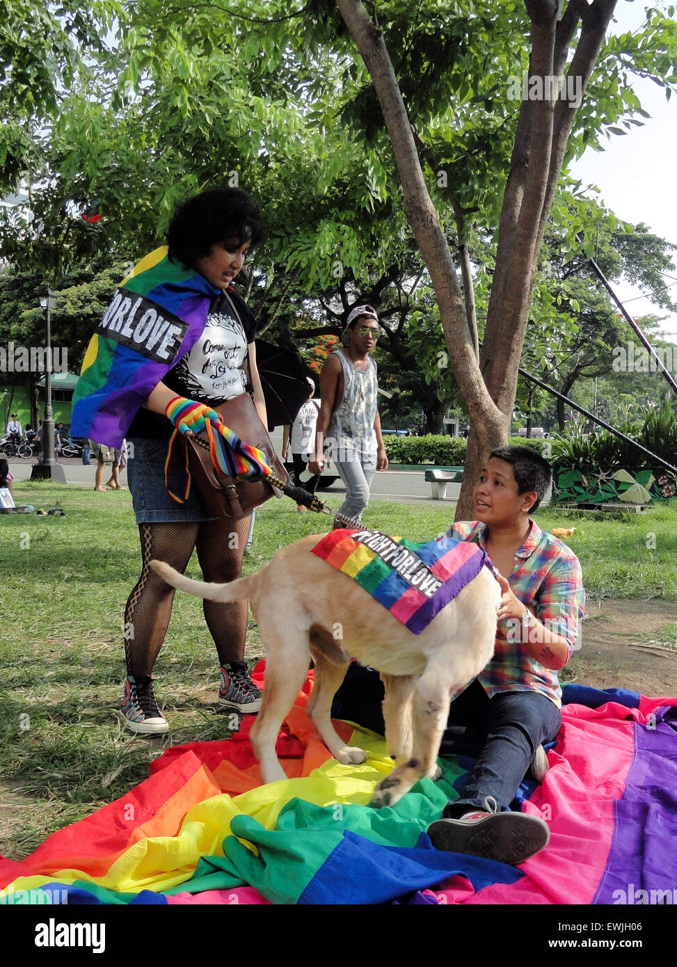 Manille, Philippines. 27 Juin, 2015. Max, assis avec son chien Neptune ...