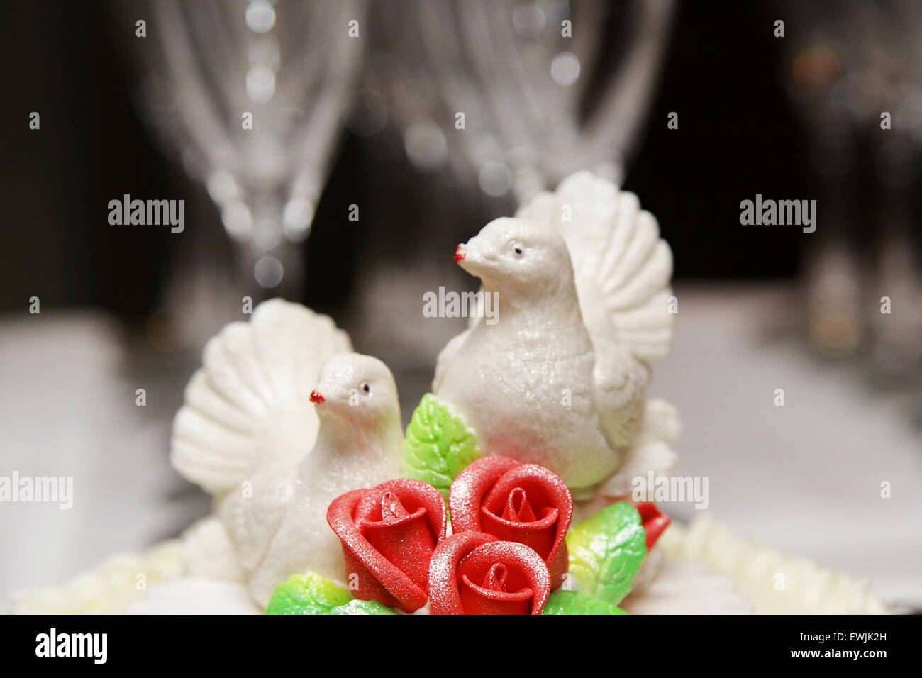 Deux colombes blanches sur gâteau de mariage mariée et le marié fond noir isolé Photo Stock - Alamy