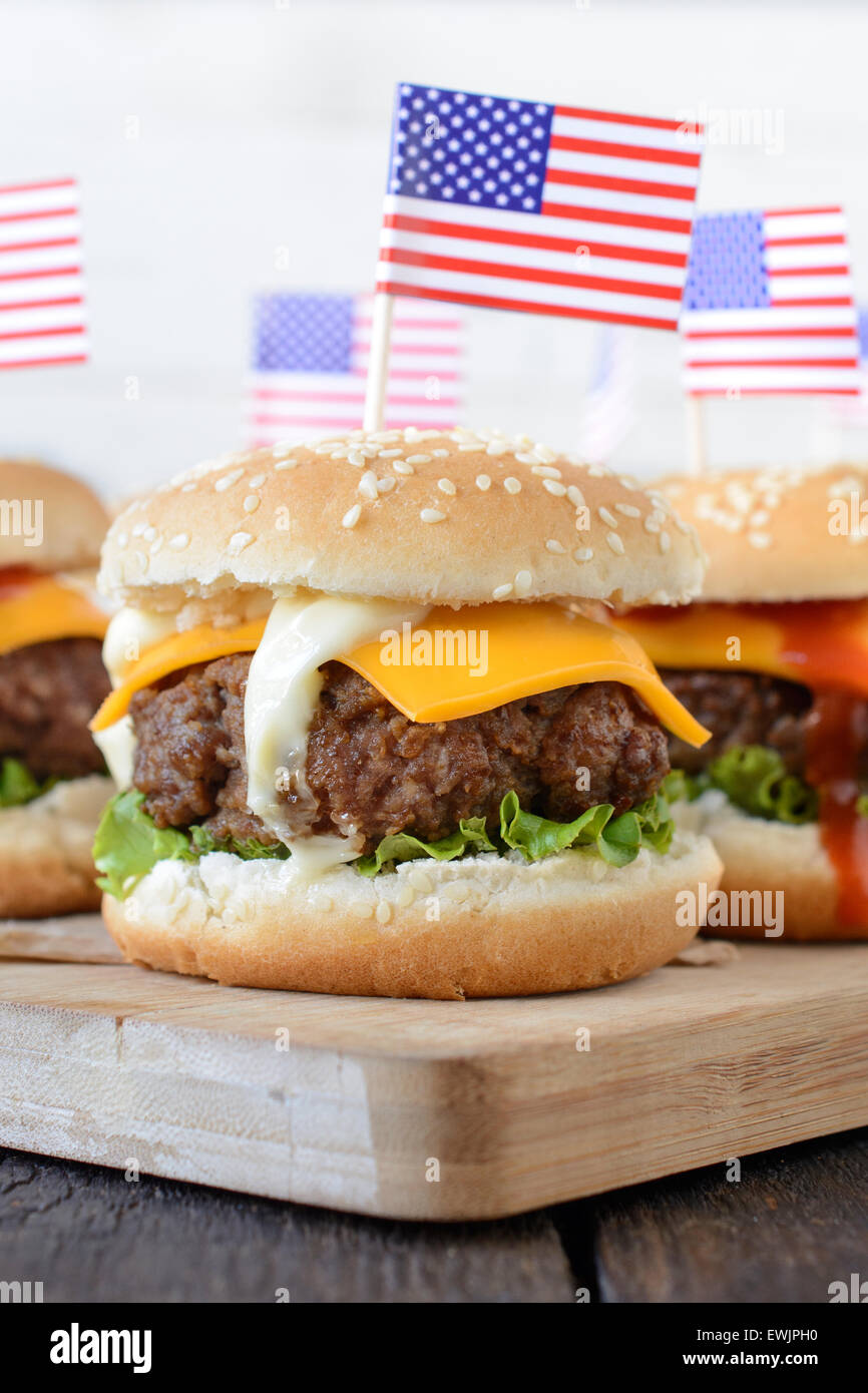 Close up au boeuf mini burger de boeuf avec le drapeau américain sur le ...