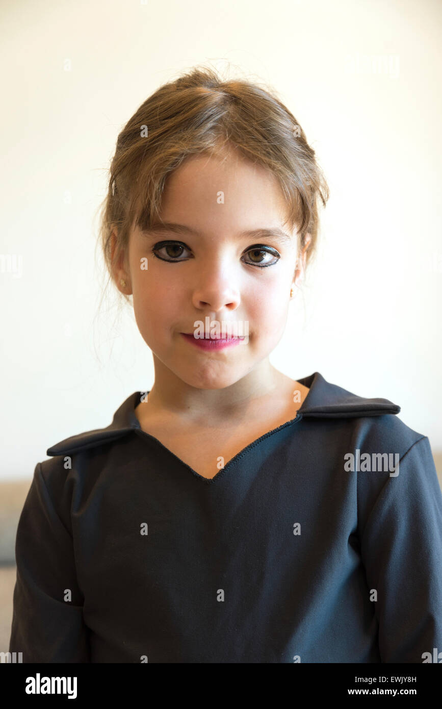 Petite fille maquillage portrait parted les yeux et lèvres peint et ...