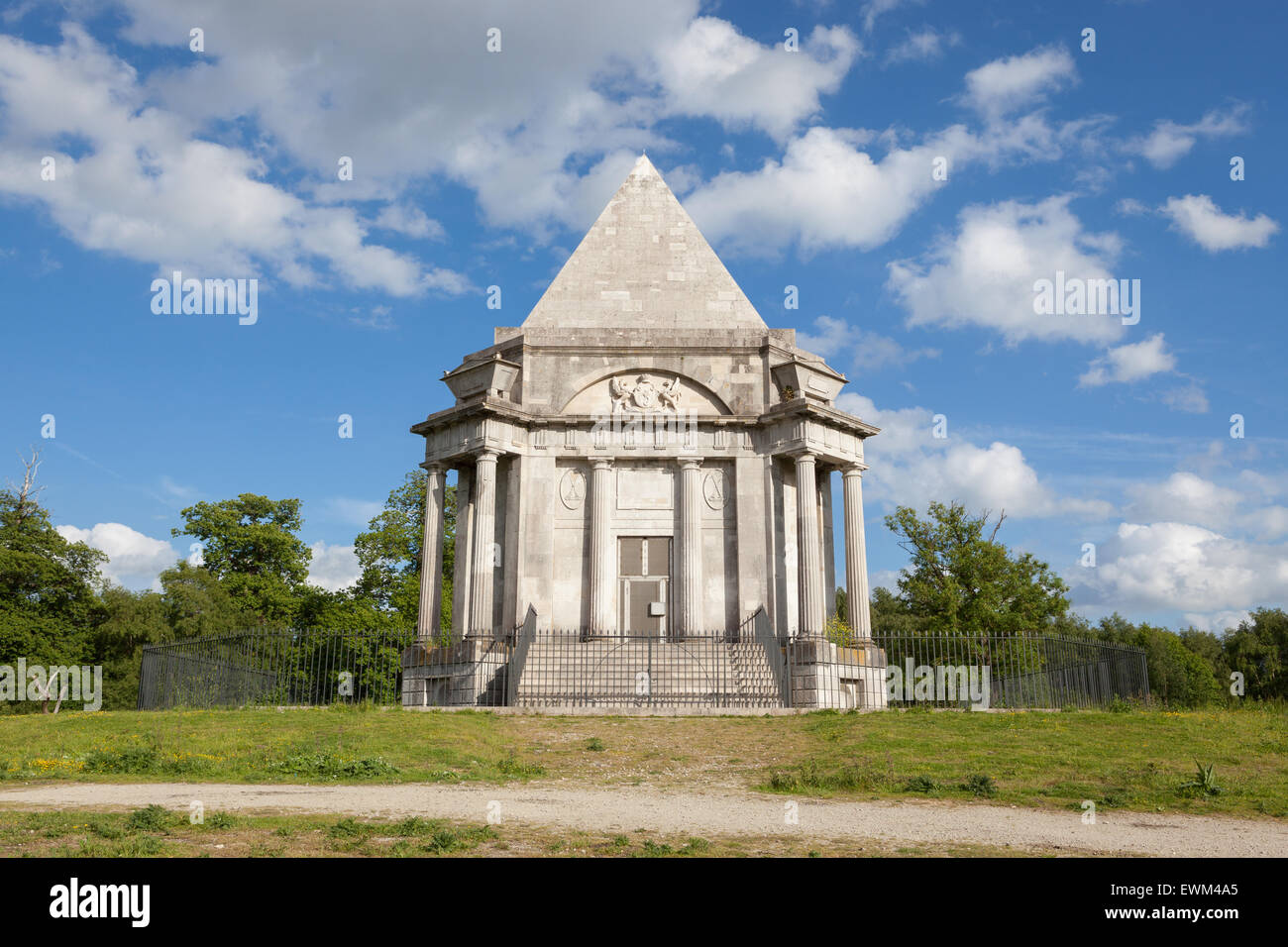 Cobham mausoleum Banque de photographies et d’images à haute résolution ...