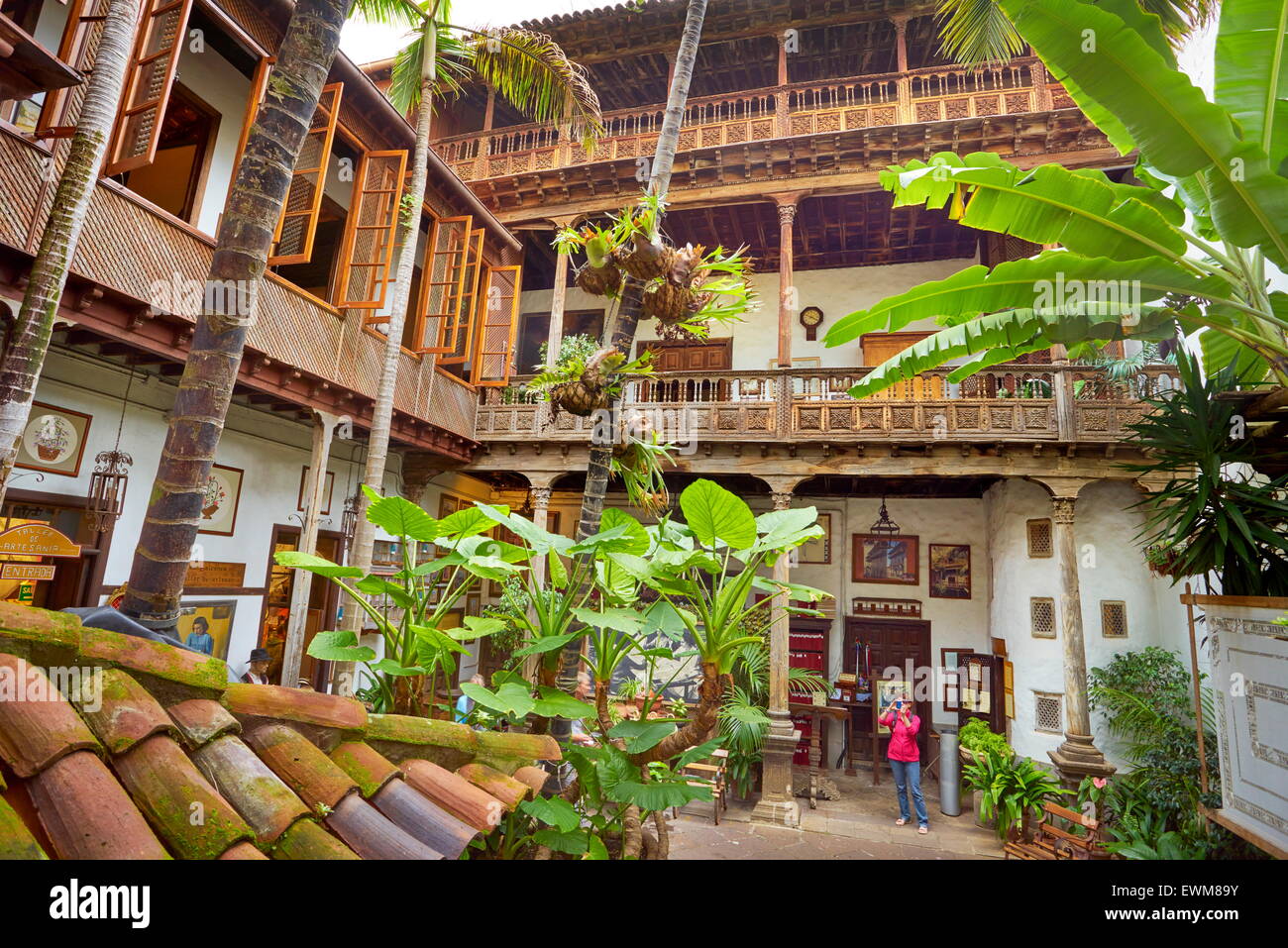 Balcons en bois typiques des canaries Banque de photographies et d ...