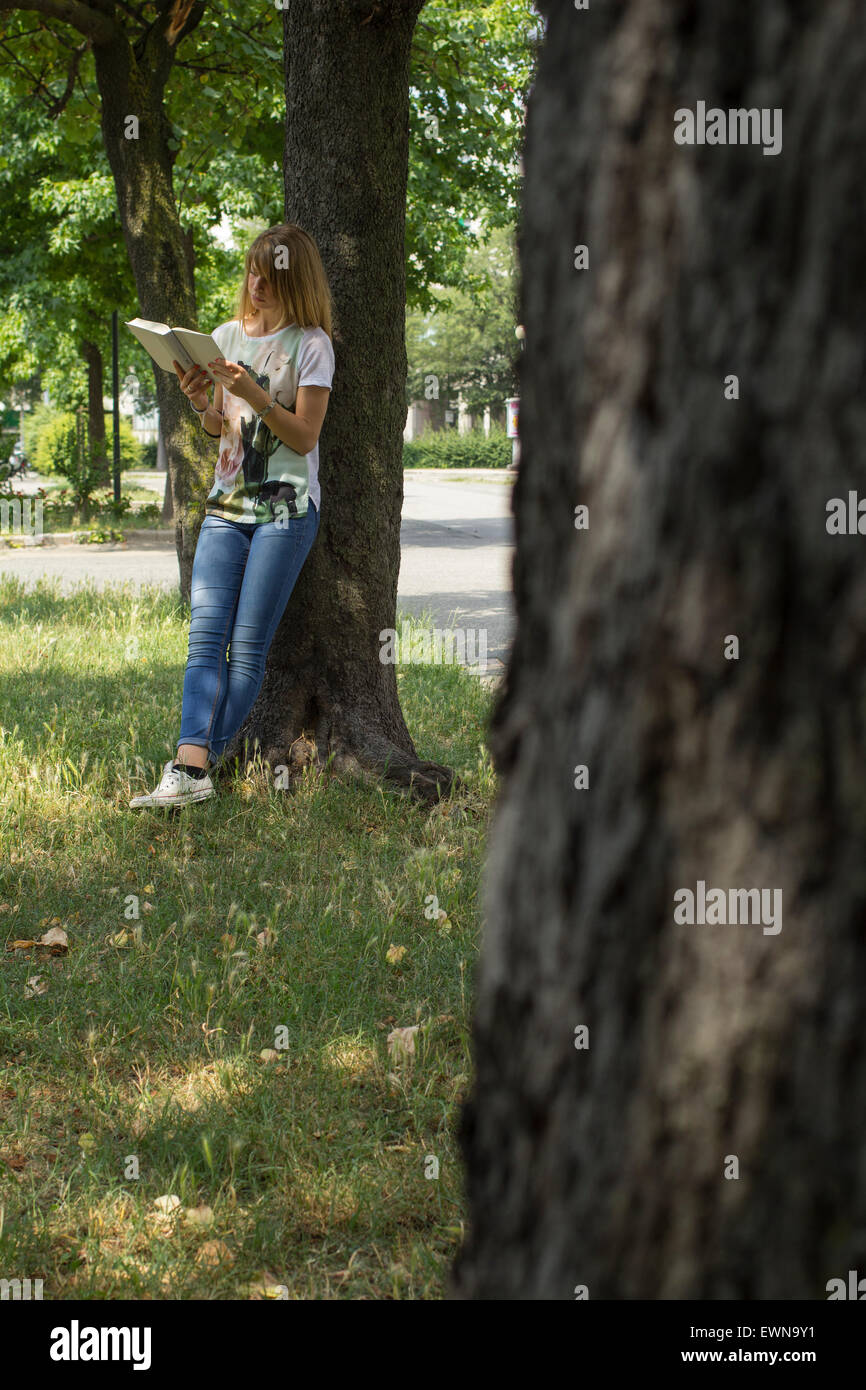 Adolescente Lisant Banque De Photographies Et Dimages à Haute