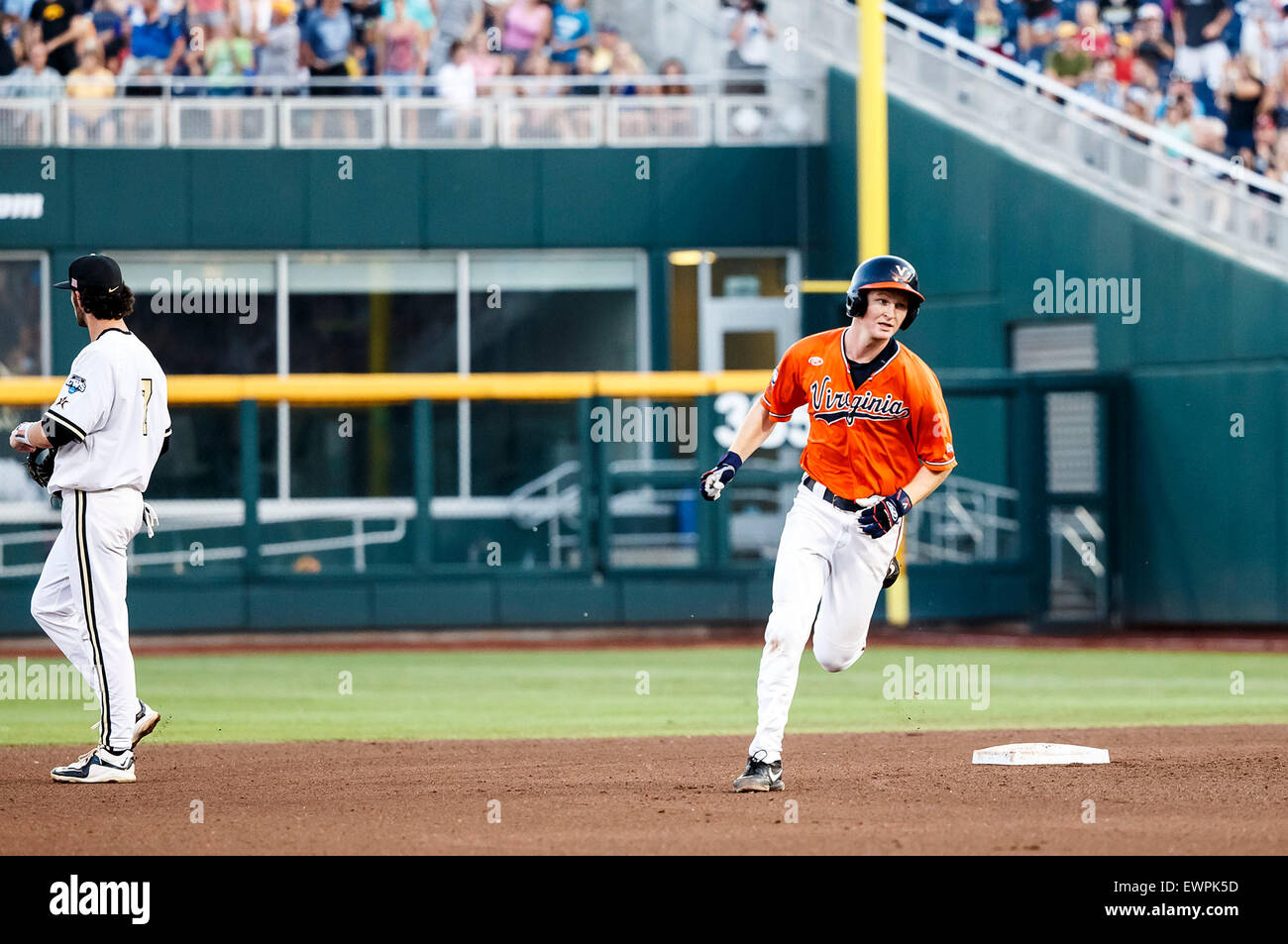 24 juin 2015 : Virginia's Pavin Smith # 10 touche 2ème base après ...