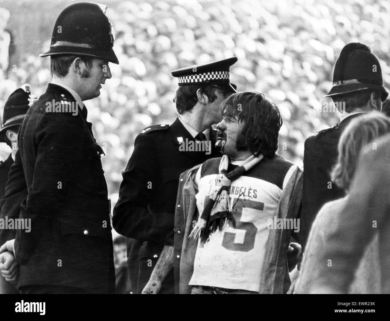 Sport football violence hooliganisme Banque d'images noir et blanc - Alamy