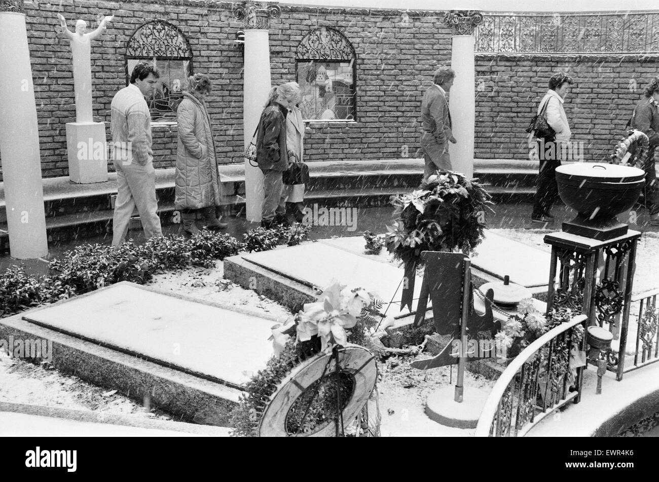 Elvis grave graceland Banque d'images noir et blanc - Alamy